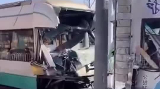 大连早高峰2辆有轨电车相撞 车头损毁内部零件暴露在外