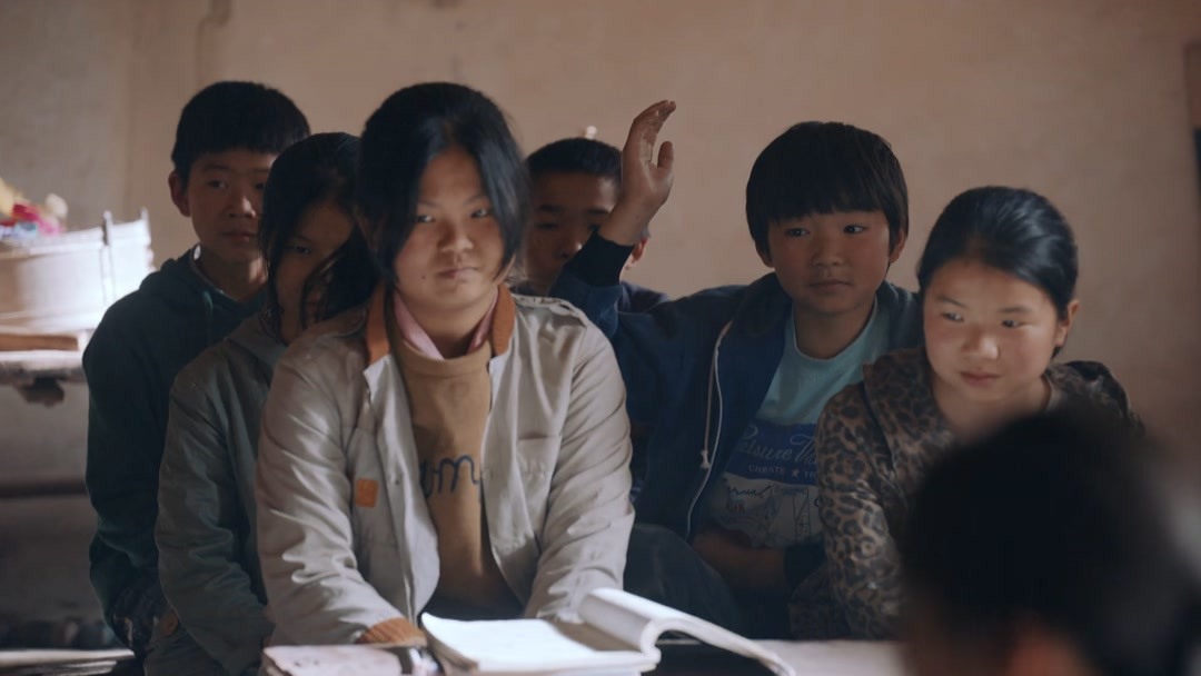 《花开山乡》有学生突然吐了 很多学生都感到不舒服