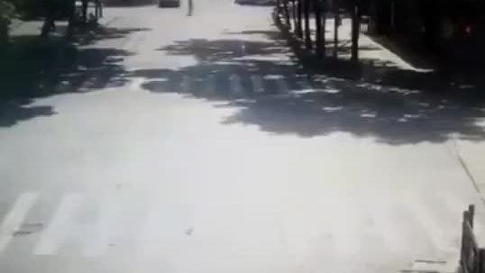 用生命接单,外卖骑手闯红灯受伤还被判全责