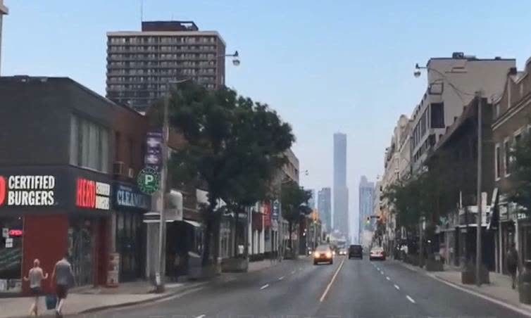 村民阻止施工队修路,将自己的汽车停在路中间,结果却大快人心