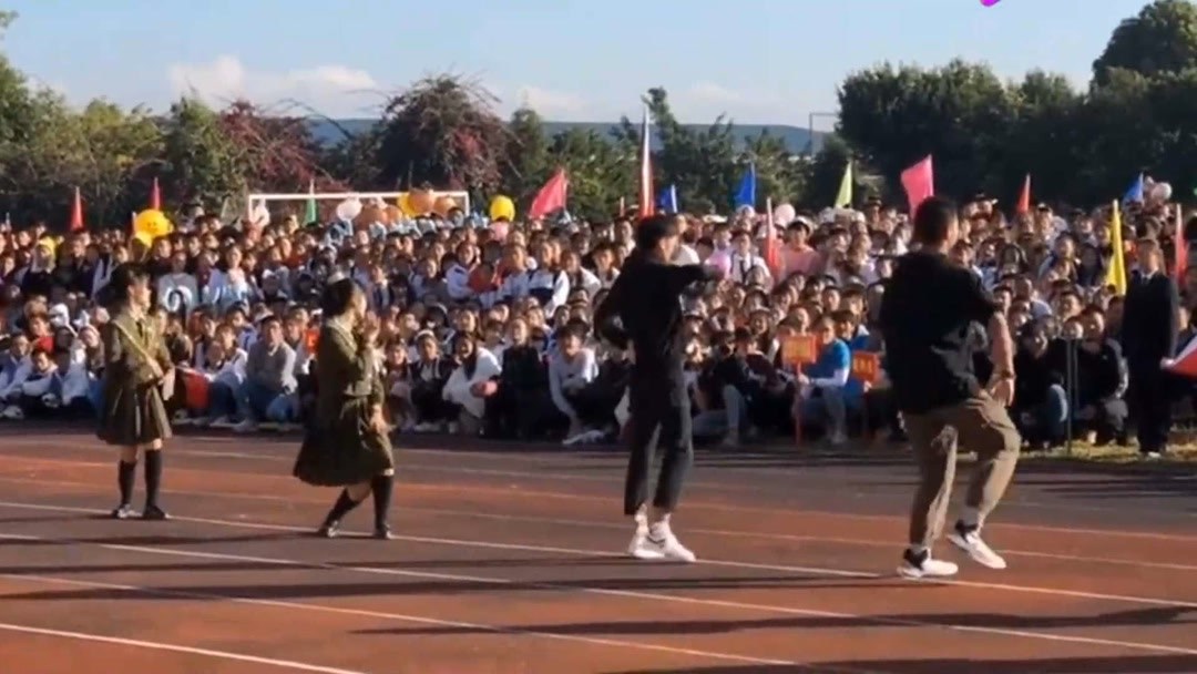 运动会上跳blackpink的舞蹈,前面这两个小哥哥太秀了,可爱