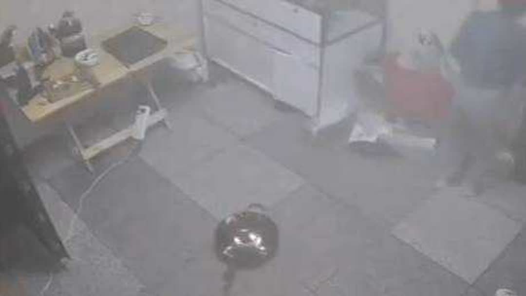 女子在家做饭油锅起火,可她的做法让人惊讶,网友:好家伙真开眼