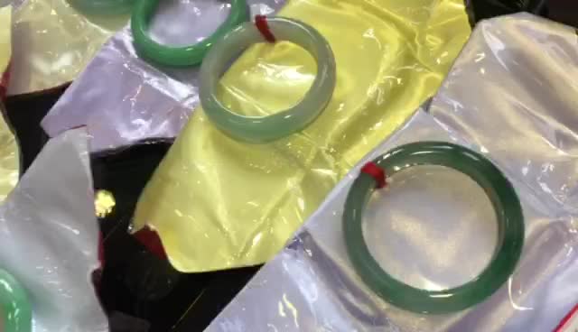 2吨重翡翠原石只开出4只冰种翡翠手镯,个个暴涨至百万以上!