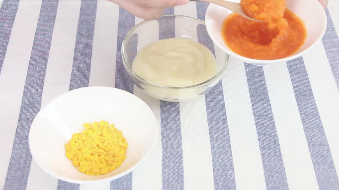 十个月宝宝辅食食谱:当胡萝卜遇上细腻的亨氏米粉—胡萝卜蛋黄泥