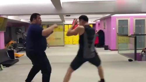 现代传武PK拳击,还没怎么打就结束了,你是在逗我么