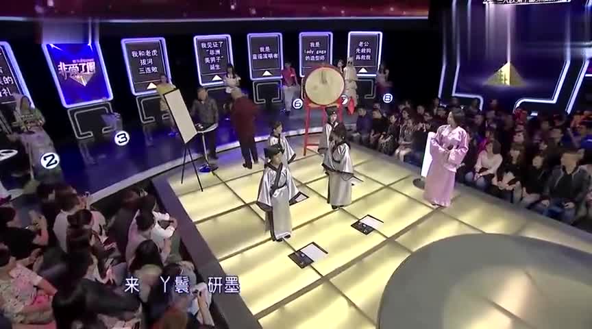 郭德纲台上大秀书法,孟非忙研磨,现场观众惊讶!