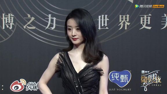 微博之夜红毯,赵丽颖一袭黑天鹅纱裙,身材纤细气质优雅