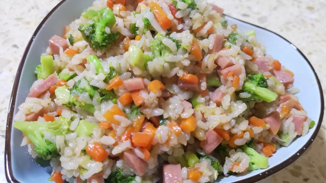 炒米饭的家常新吃法，吃起来鲜香可口，既简单又好吃