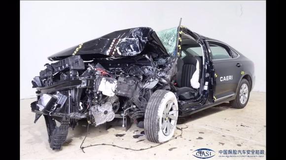 大众帕萨特2019款碰撞测试完整版,看完你还敢买吗?买得起我就买