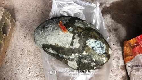 100多斤翡翠原石开切,亲眼目睹一刀成败,结果可想而知