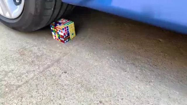 趣味脑洞实验:牛人驾驶小车滚动彩色纸巾,不要模仿!