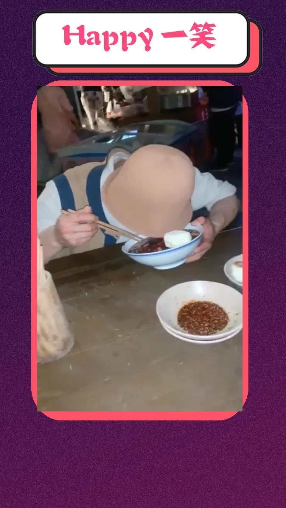 以为这是两个人体模型,看到他眨眼,才知道是真人啊!