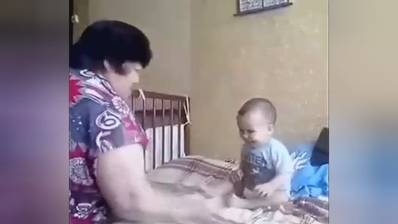9个月大的宝宝跟奶奶吵架,这架势让妈妈笑翻啦!
