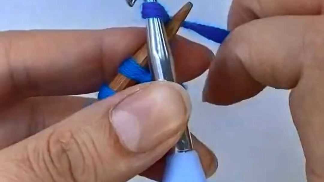   小姐姐手工针织毛衣,眼前的这一幕搭配很好看,起针方法