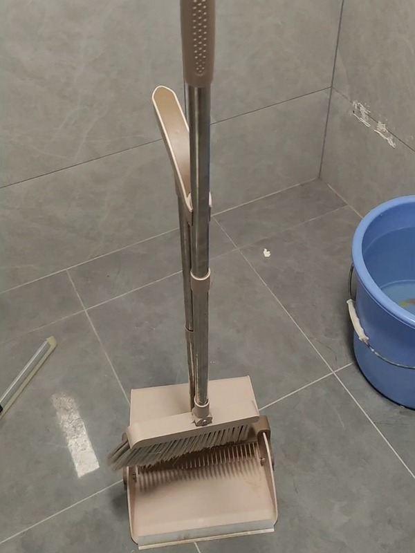 家里清洁不可缺少的扫帚