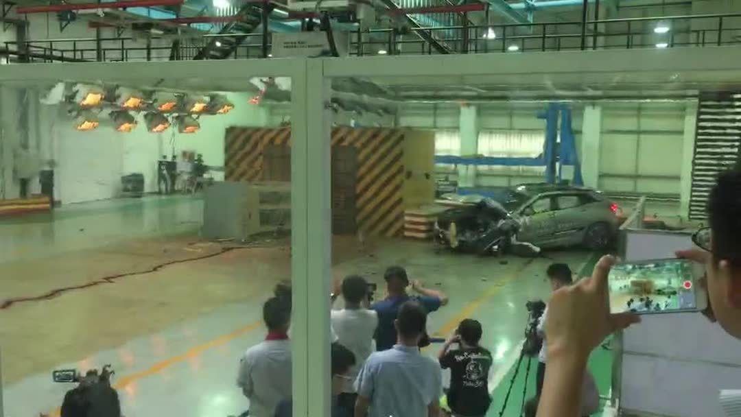 WEY在天津进行中国品牌首次公开小重叠碰撞安全测试