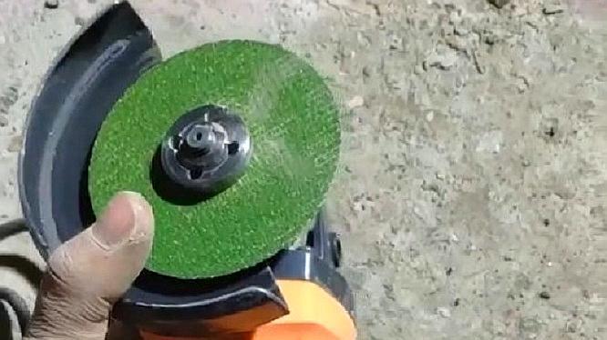 更换角磨片没有专用扳手怎么换?电工师傅教你一招,学到了!