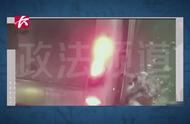 客车高速隧道内紧急停车,只为开车门清理垃圾