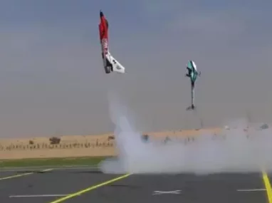 航模涡喷和特技花式直升机共舞飞行表演视频 卡夫CARF涡喷歼十与...