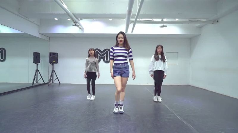 流行舞蹈视频《Not That Type》,轻松简单易学,一起来看看!