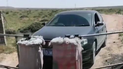 牛人发明的自动门,不仅开关门自动,还自带擦车功能,真是太实用了