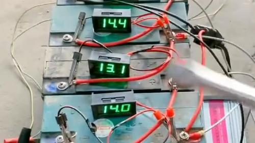 老师傅教你一招,电动车没动力还跑不远,其实是电瓶的电压不均衡