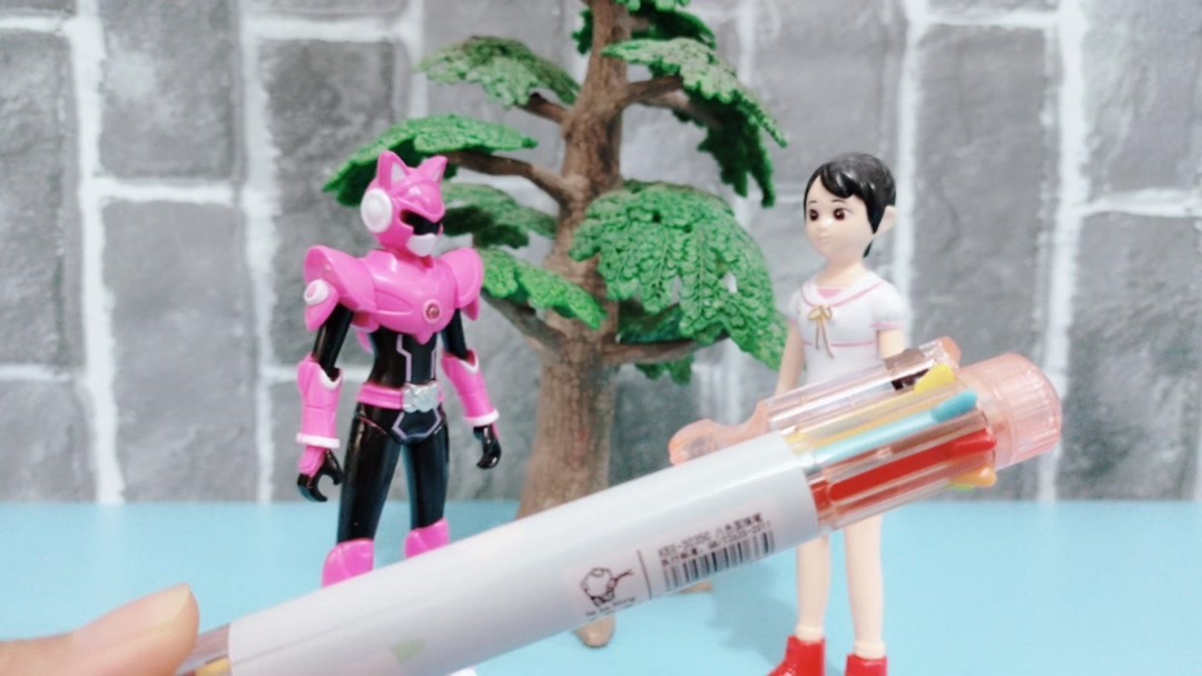 秀智收到露西送的七色笔,画出一个太阳公公