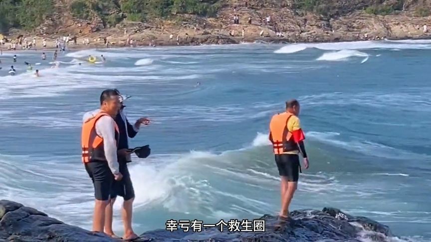 男子被海浪卷走,下一秒两名救生人员的举动,让所有人为此点赞