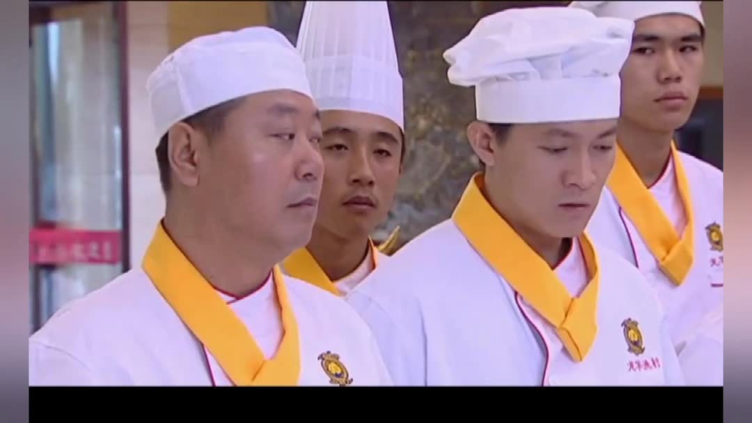 雷哥老范:后厨小伙犯下大错被掉岗位,厨师长怕地位受威胁,让他去当门童