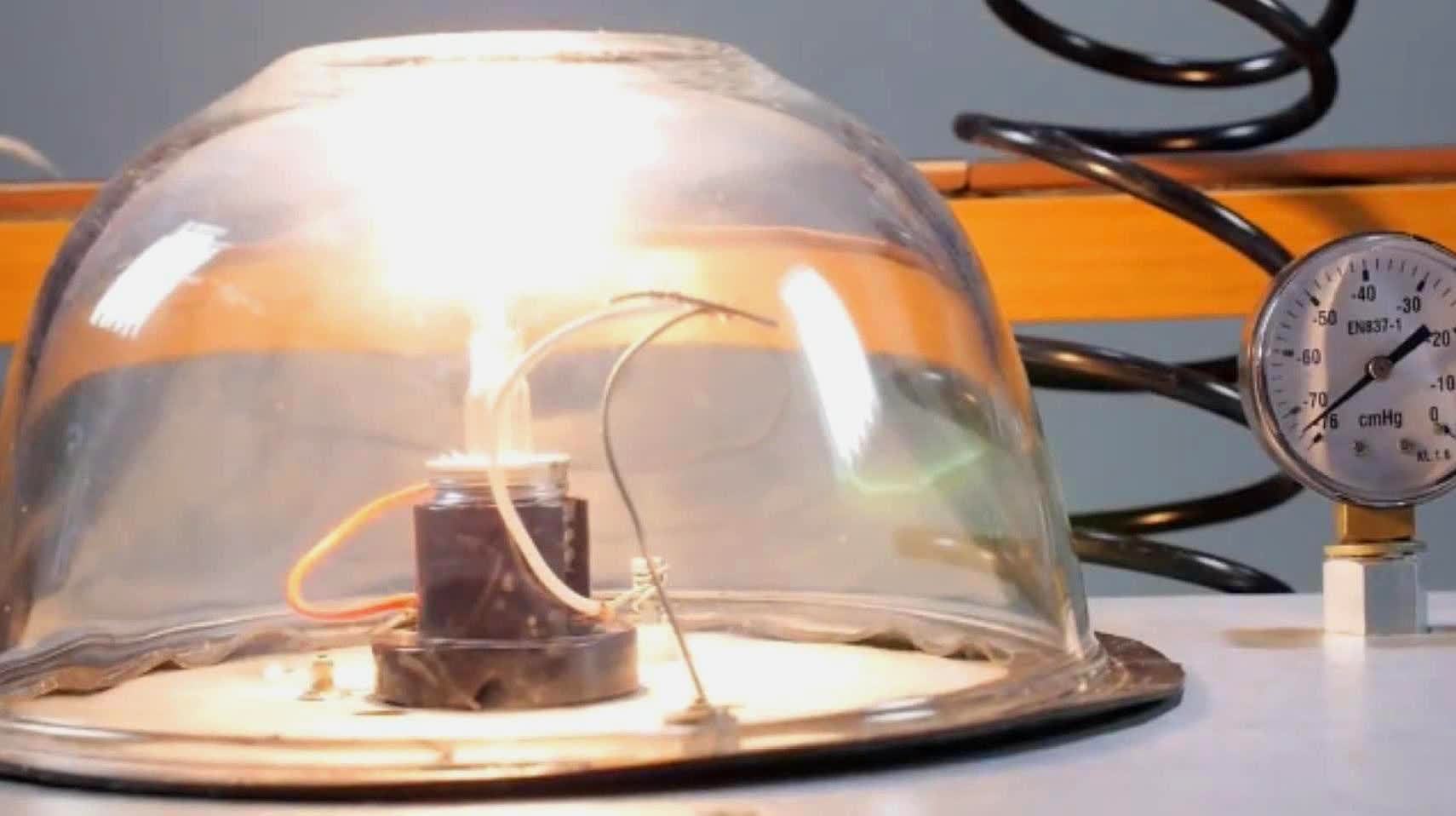 有趣的小实验:将灯泡中的钨丝放进真空室,通电后会发生什么?