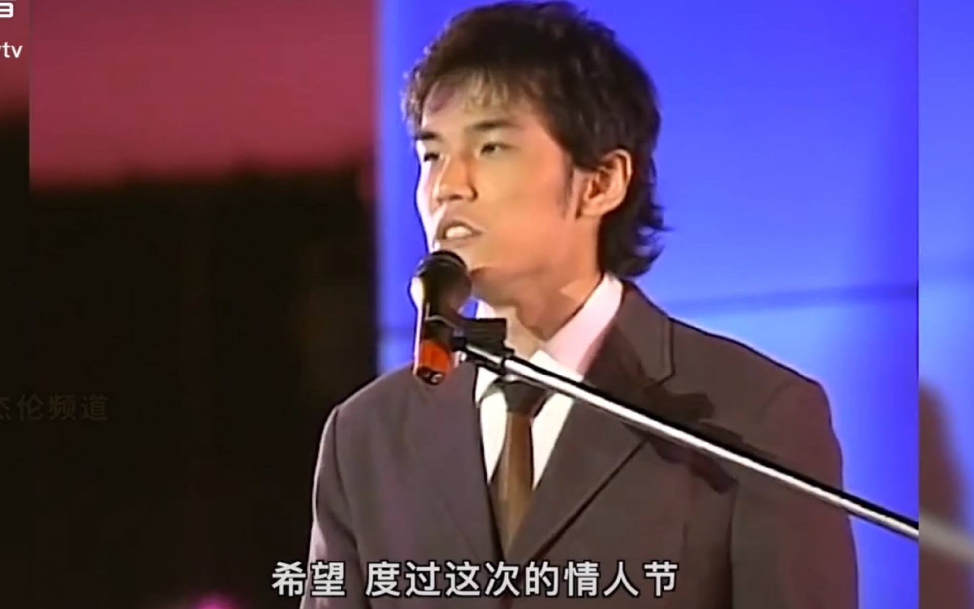 这个人模仿周杰伦挺像的