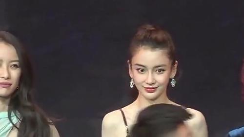 杨颖在影视方面饱受争议,却靠综艺节目圈粉无数,网友:颜值是关键!