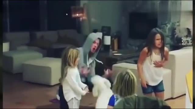 星爵舞蹈传染所有人 《漫威舞林》 尬舞和女装是漫威的企业文化 钢铁.