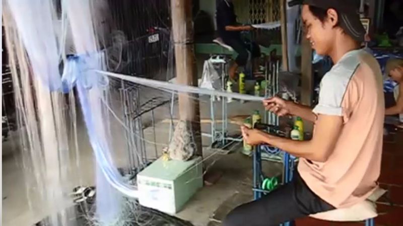 第一次见织渔网,看着就累得慌