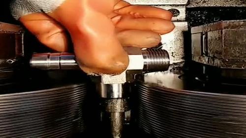 有了这个机械后,工作效率大大提高了不少,工人们也可以省不少力气!