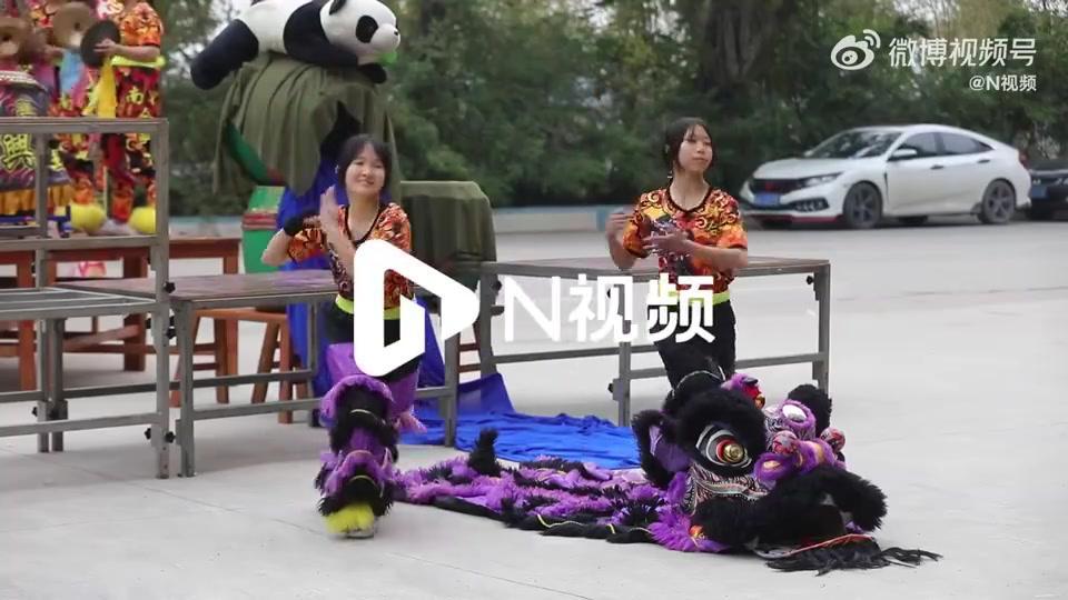 【广州女孩打破偏见苦练舞狮3年获奖无数】"咚咚锵,...