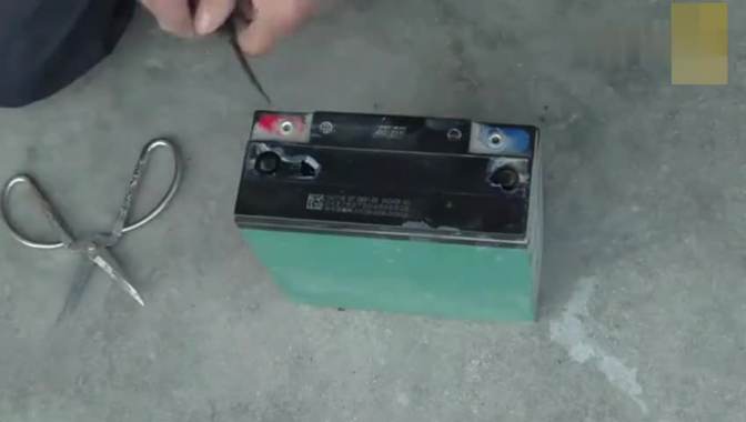 免维护电池到底加不加水,如何添加,盖子如何打开?