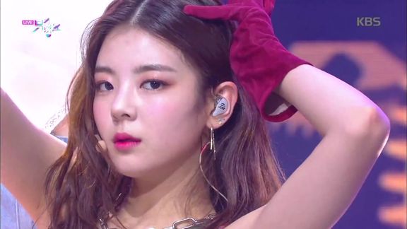 ITZY回归音乐银行新舞台,看不够的元气劲爽一击