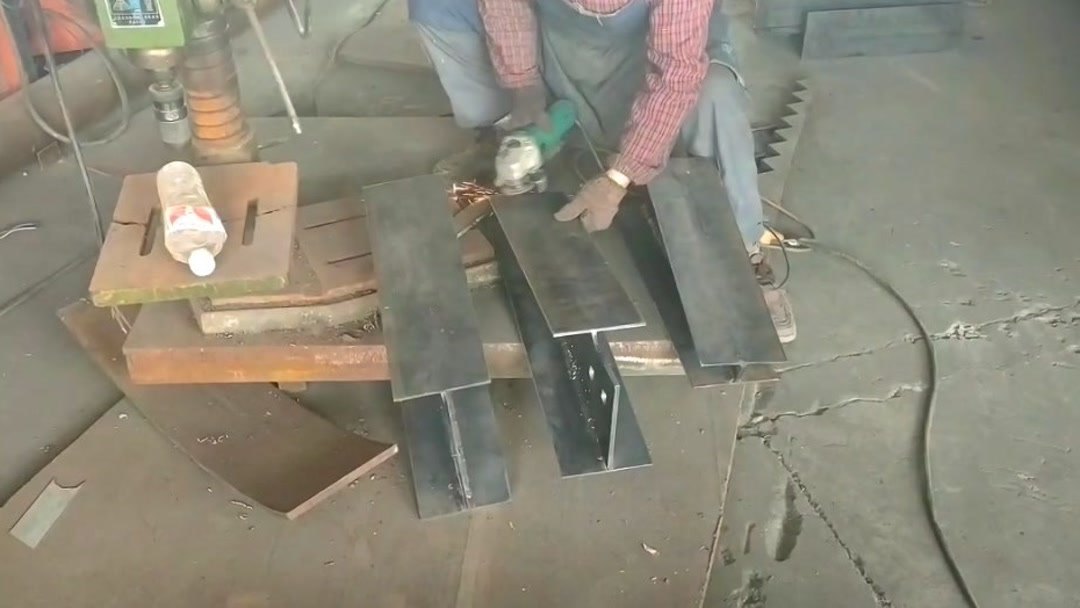 园林景观工程项目江苏天筑室外大型不锈钢景观桥钢结构焊缝打磨