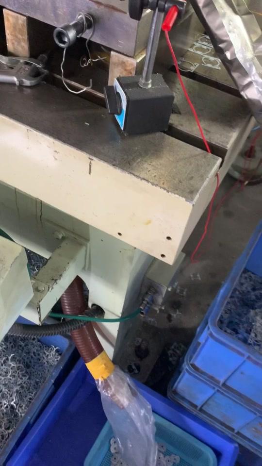 连续模一出一,就没有传送模那么省料了#深拉伸冲压