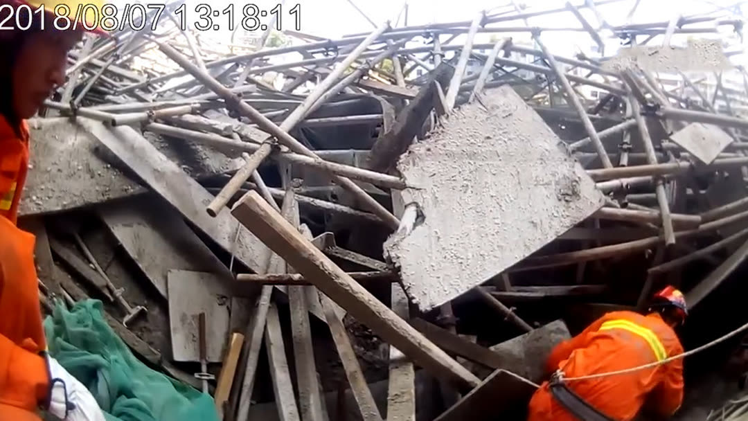 普宁一建筑工地脚手架倒塌 现场一片狼藉致2人身亡