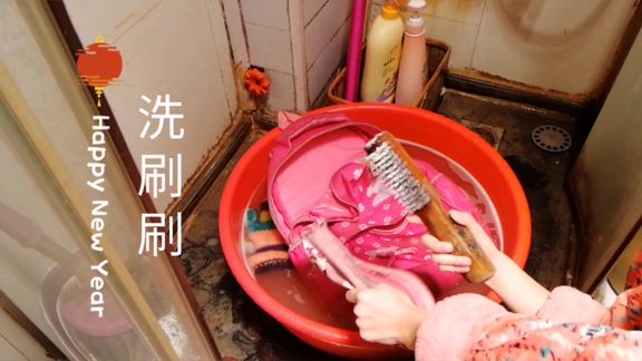 小学生帮妈妈做家务,自己动手刷书包,刷的真干净!