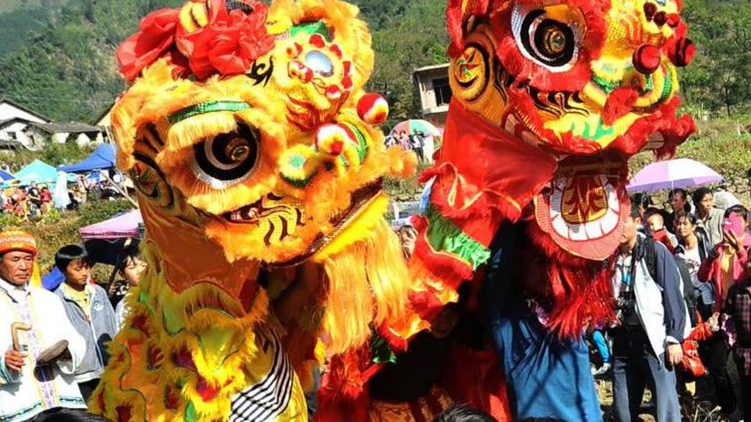 过年舞狮子表演《醒狮过河》这场面简直太霸气了!