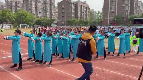 90后老师带的学生,运动会开幕式就让大家眼前一亮,这舞蹈绝了