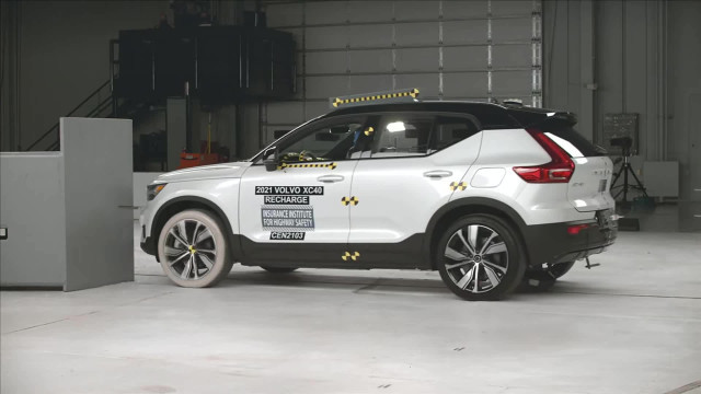 2021款沃尔沃纯电SUVXC40驾驶侧美国IIHS25小重叠碰撞测试