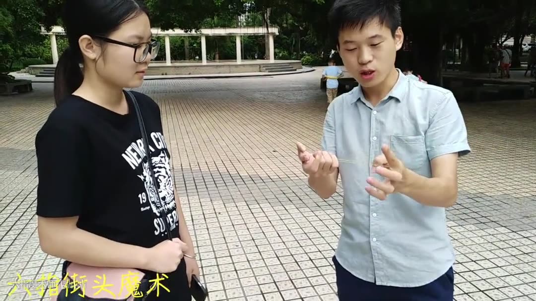 街头恶搞: 给妹子表演大型捆绑魔术, 妹子完全不知被骗!