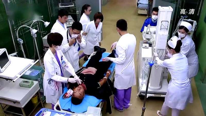 青年医生:公路发生连环车祸,医生现场紧急救援,全力救治伤者