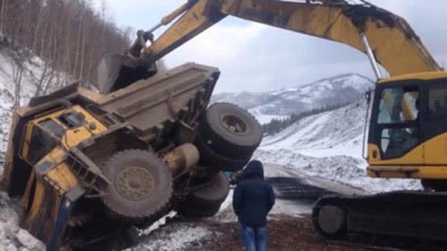 大卡车一头栽进沟里,260吨卡车直接侧翻,镜头记录全过程!