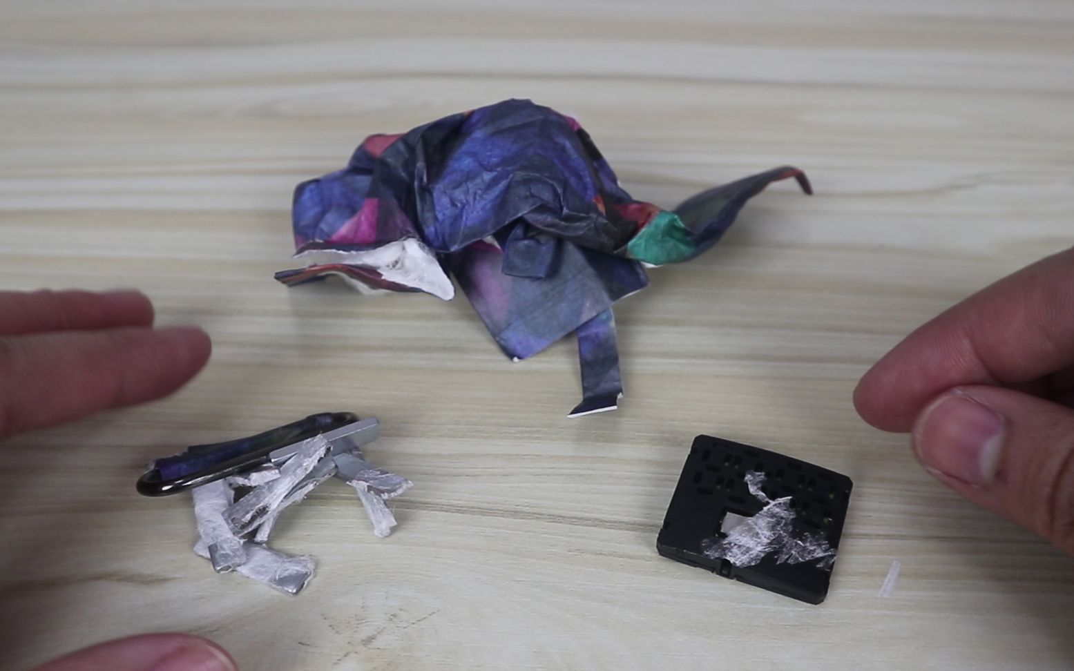 拼多多不到十元买了个纸手表,拆开后里面会有什么?