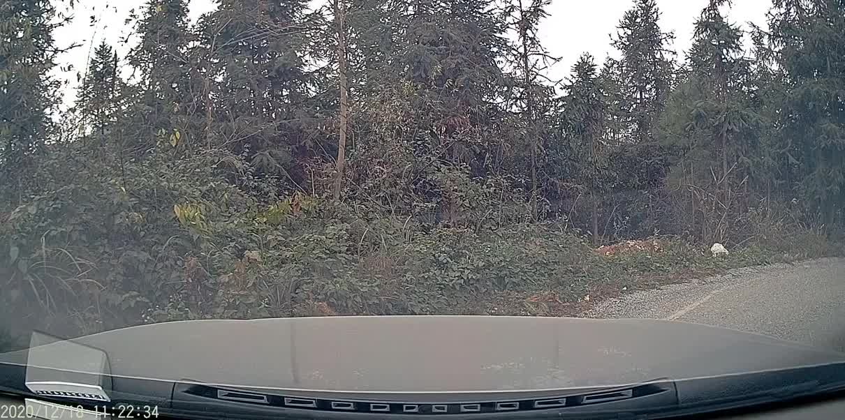 湖南山上窄路开车,陡坡转弯遇到皮卡车,这会车尴尬了